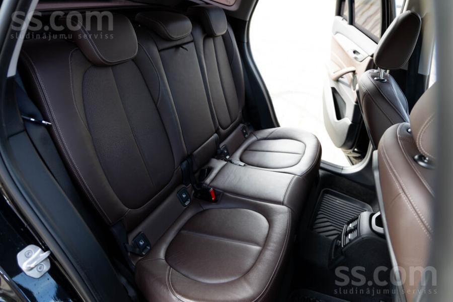 Black BMW X1 2017 in Riga, with an engine capacity of 2.00 L and mileage of 254 thousand km for 15290 €, photo 11 on AUTOMOTO.COM.LV