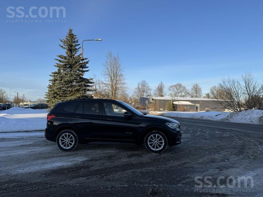 Black BMW X1 2017 in Cesis, with an engine capacity of 1.50 L and mileage of 0 thousand km for 11900 €, photo 3 on AUTOMOTO.COM.LV