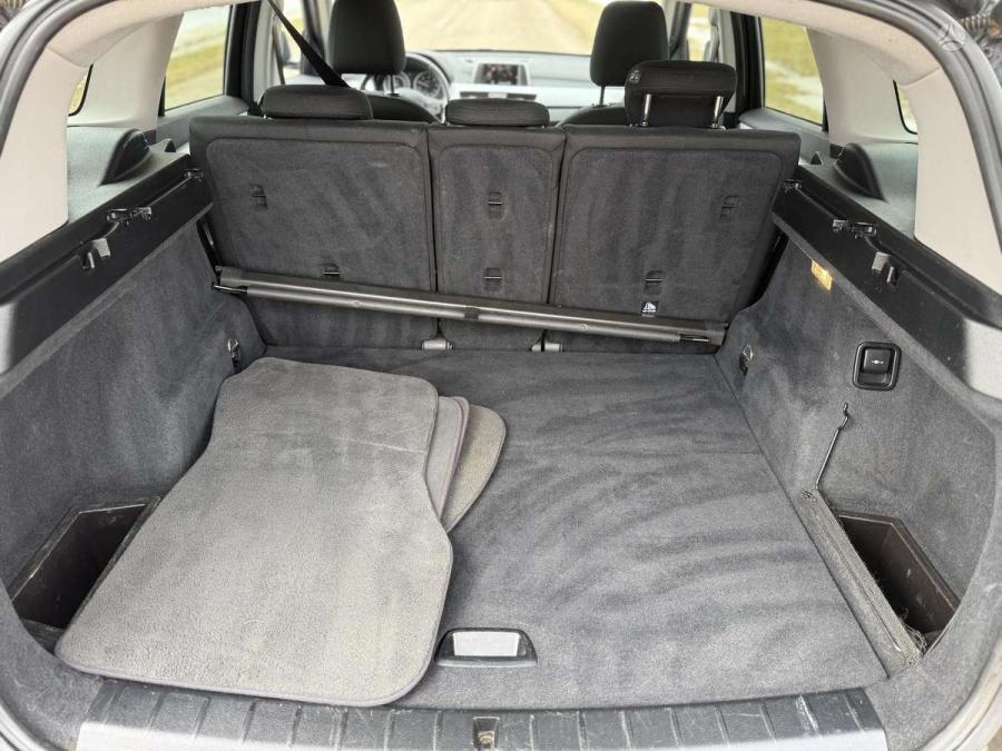 Black BMW X1 2017 in Vilkaviskis, with an engine capacity of 2.00 L and mileage of 212 thousand km for 12600 €, photo 19 on AUTOMOTO.COM.LV