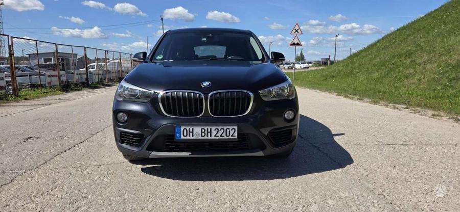 Black BMW X1 2017 in Vilnius, with an engine capacity of 1.50 L and mileage of 218 thousand km for 10950 €, photo 4 on AUTOMOTO.COM.LV