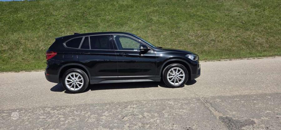Black BMW X1 2017 in Vilnius, with an engine capacity of 1.50 L and mileage of 218 thousand km for 10950 €, photo 5 on AUTOMOTO.COM.LV