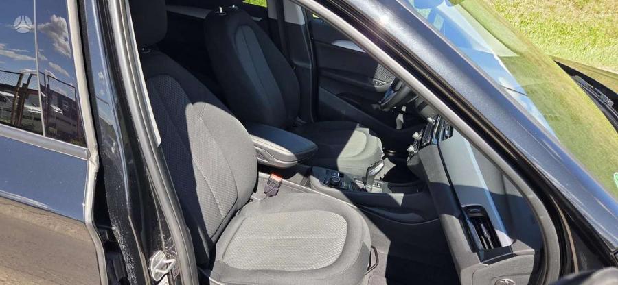 Black BMW X1 2017 in Vilnius, with an engine capacity of 1.50 L and mileage of 218 thousand km for 10950 €, photo 15 on AUTOMOTO.COM.LV
