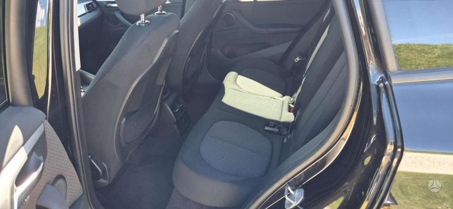 Black BMW X1 2017 in Vilnius, with an engine capacity of 1.50 L and mileage of 218 thousand km for 10950 €, photo 17 on AUTOMOTO.COM.LV