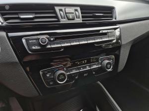 Black BMW X1 2018 in Utena, with an engine capacity of 2.00 L and mileage of 226 thousand km for 12490 €, photo 20 on AUTOMOTO.COM.LV