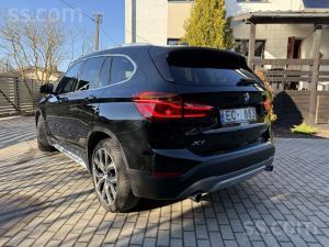 Black BMW X1 2019 in Riga, with an engine capacity of 2.00 L and mileage of 137 thousand km for 19500 €, photo 4 on AUTOMOTO.COM.LV