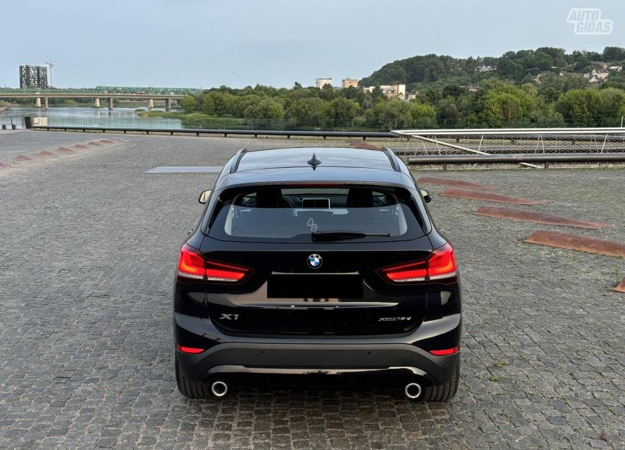Black BMW X1 2020 in Kaunas, with an engine capacity of 2.00 L and mileage of 95 thousand km for 18900 €, photo 4 on AUTOMOTO.COM.LV