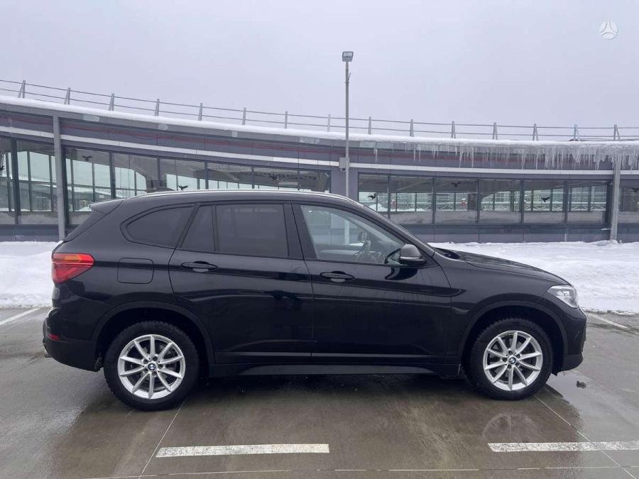 Black BMW X1 2020 in Vilnius, with an engine capacity of 2.00 L and mileage of 135 thousand km for 21417 €, photo 4 on AUTOMOTO.COM.LV