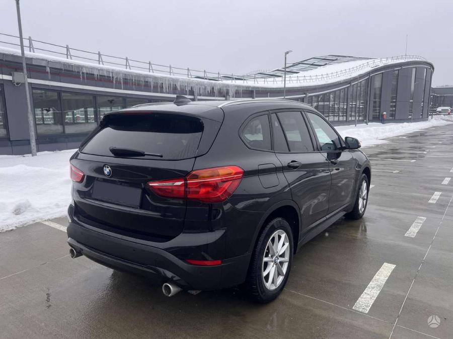 Black BMW X1 2020 in Vilnius, with an engine capacity of 2.00 L and mileage of 135 thousand km for 21417 €, photo 5 on AUTOMOTO.COM.LV