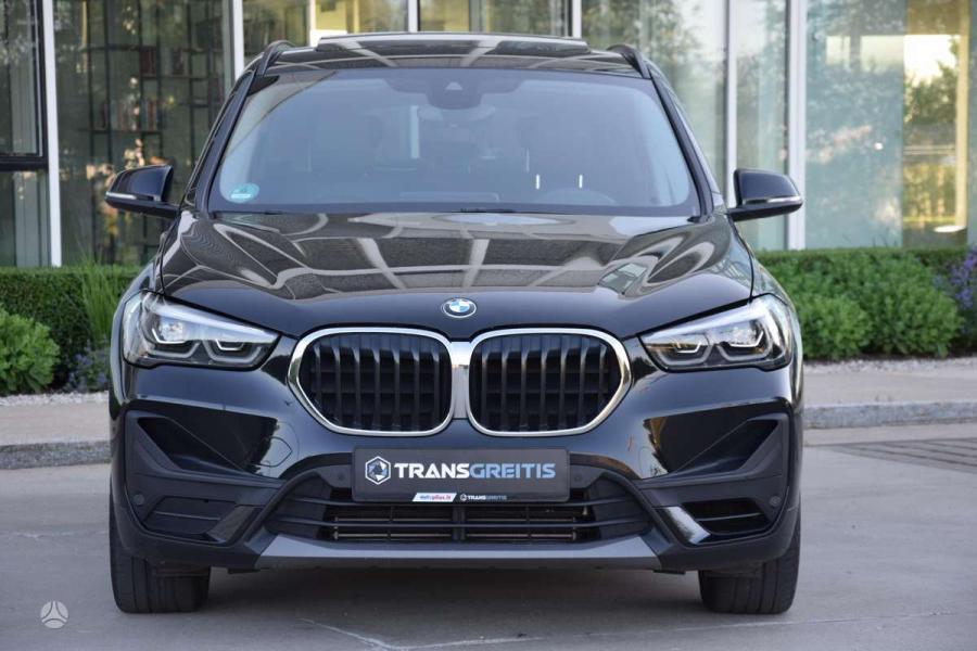 Black BMW X1 2020 in Vilnius, with an engine capacity of 1.50 L and mileage of 212 thousand km for 17999 €, photo 3 on AUTOMOTO.COM.LV