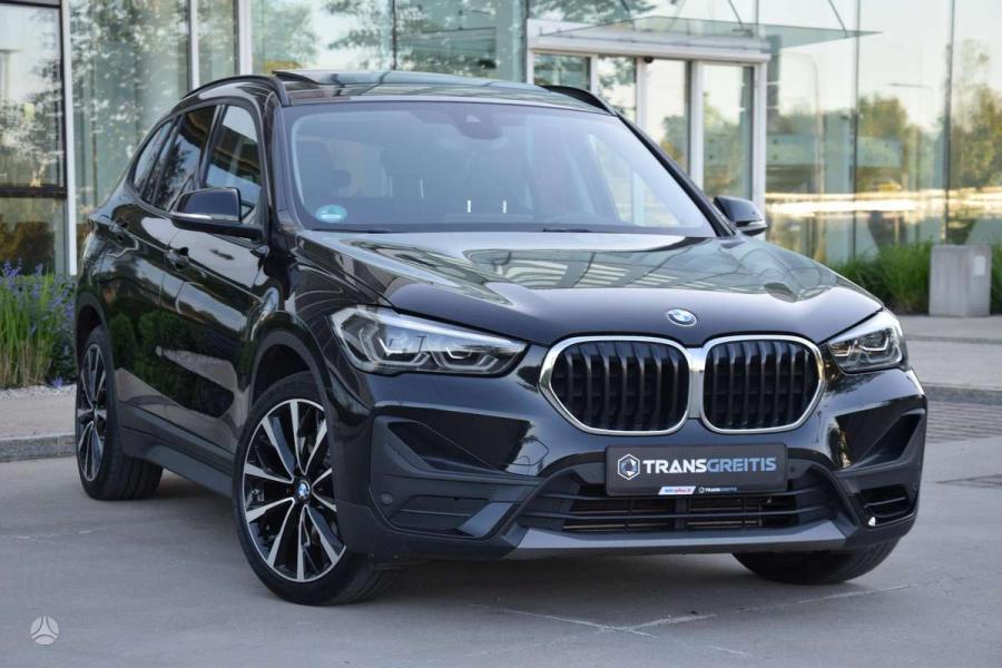Black BMW X1 2020 in Vilnius, with an engine capacity of 1.50 L and mileage of 212 thousand km for 17999 €, photo 4 on AUTOMOTO.COM.LV
