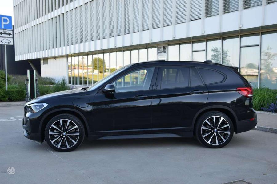 Black BMW X1 2020 in Vilnius, with an engine capacity of 1.50 L and mileage of 212 thousand km for 17999 €, photo 7 on AUTOMOTO.COM.LV
