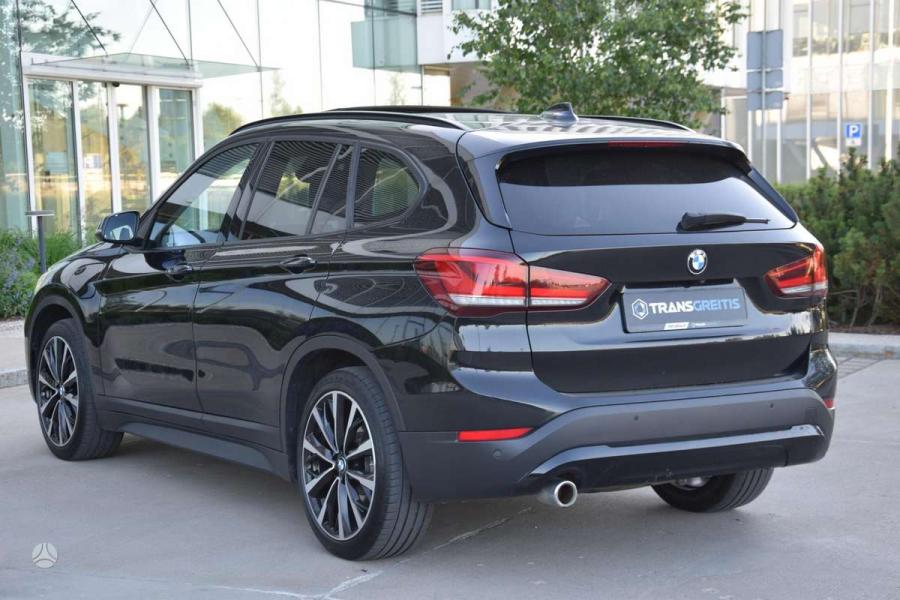 Black BMW X1 2020 in Vilnius, with an engine capacity of 1.50 L and mileage of 212 thousand km for 17999 €, photo 8 on AUTOMOTO.COM.LV