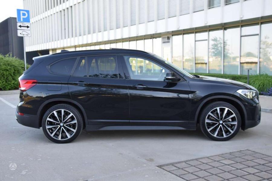 Black BMW X1 2020 in Vilnius, with an engine capacity of 1.50 L and mileage of 212 thousand km for 17999 €, photo 12 on AUTOMOTO.COM.LV