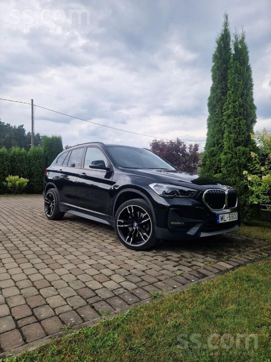 Black BMW X1 2020 in Riga, with an engine capacity of 2.00 L and mileage of 49 thousand km for 24400 €, photo 4 on AUTOMOTO.COM.LV