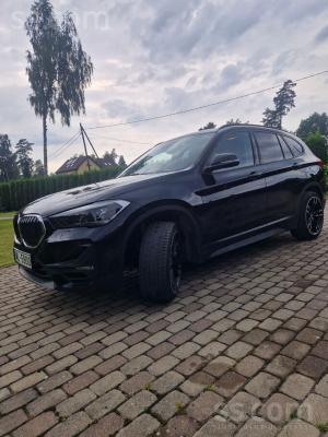 Black BMW X1 2020 in Riga, with an engine capacity of 2.00 L and mileage of 49 thousand km for 24400 €, photo 6 on AUTOMOTO.COM.LV