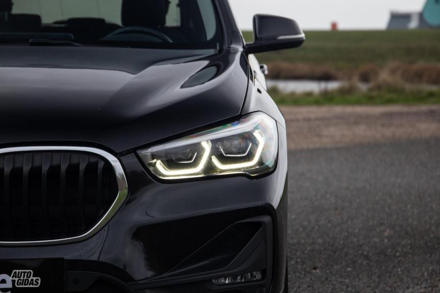 Black BMW X1 2021 in Kaunas, with an engine capacity of 1.50 L and mileage of 91 thousand km for 24409 €, photo 6 on AUTOMOTO.COM.LV