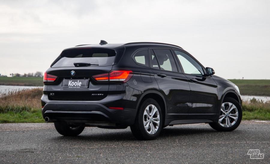 Black BMW X1 2021 in Kaunas, with an engine capacity of 1.50 L and mileage of 91 thousand km for 24409 €, photo 12 on AUTOMOTO.COM.LV