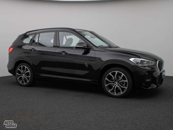 Melns BMW X1 2021 Kauņa, ar dzinēja tilpumu 1.50 L un nobraukumu 63 tūkst. km par 29609 €, foto 4 vietnē AUTOMOTO.COM.LV