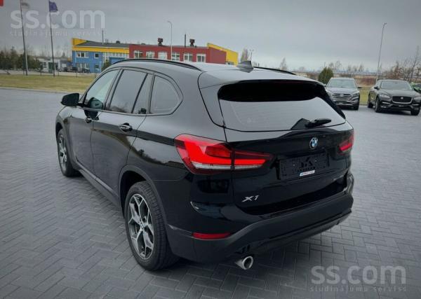 Black BMW X1 2021 in Telschi, with an engine capacity of 1.50 L and mileage of 209 thousand km for 16299 €, photo 4 on AUTOMOTO.COM.LV