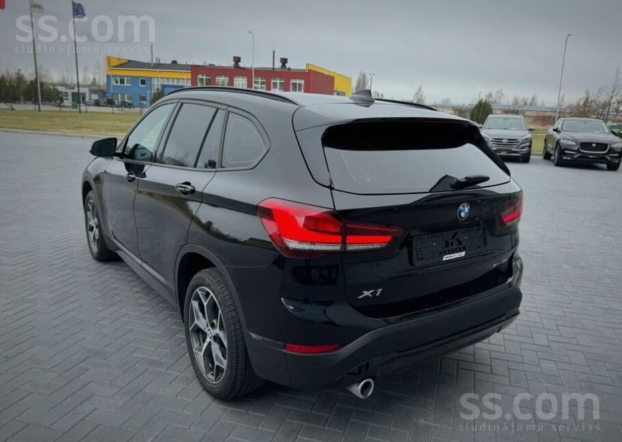 Black BMW X1 2021 in Telschi, with an engine capacity of 1.50 L and mileage of 209 thousand km for 16299 €, photo 4 on AUTOMOTO.COM.LV