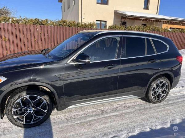 Black BMW X1 2021 in Vilnius, with an engine capacity of 2.00 L and mileage of 55 thousand km for 19900 €, photo 4 on AUTOMOTO.COM.LV