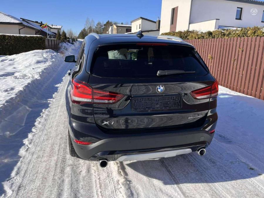Black BMW X1 2021 in Vilnius, with an engine capacity of 2.00 L and mileage of 55 thousand km for 19900 €, photo 6 on AUTOMOTO.COM.LV