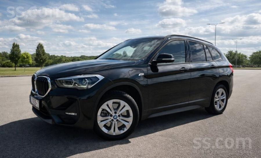 Black BMW X1 2021 in Riga, with an engine capacity of 1.50 L and mileage of 89 thousand km for 21500 €, photo 1 on AUTOMOTO.COM.LV