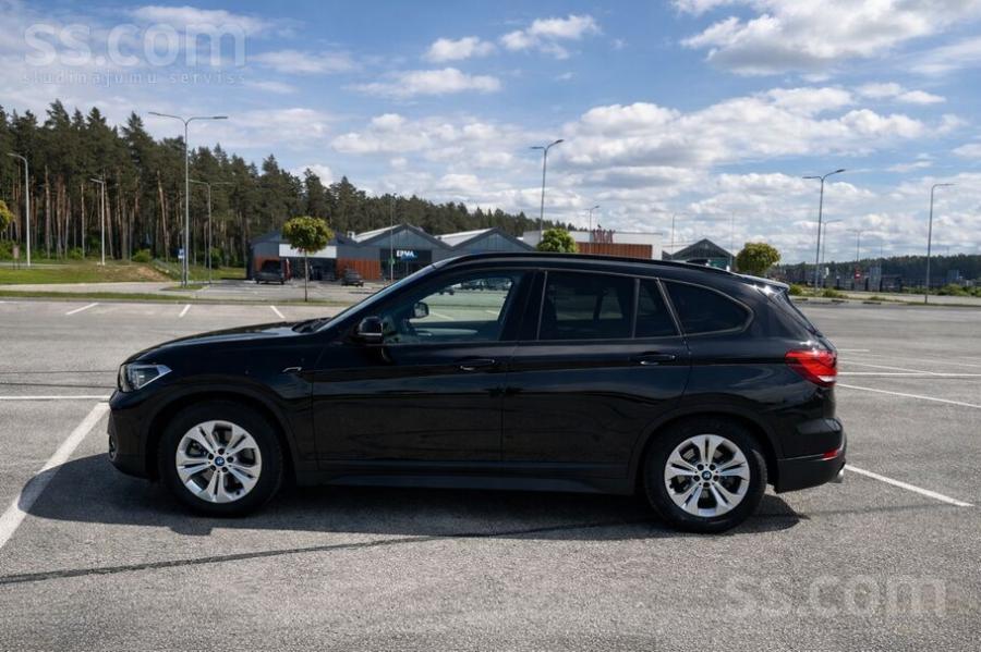 Black BMW X1 2021 in Riga, with an engine capacity of 1.50 L and mileage of 89 thousand km for 21500 €, photo 4 on AUTOMOTO.COM.LV