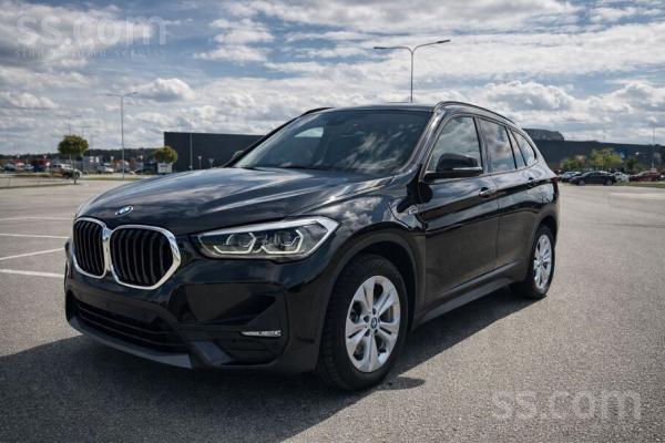 Black BMW X1 2021 in Riga, with an engine capacity of 1.50 L and mileage of 89 thousand km for 21500 €, photo 4 on AUTOMOTO.COM.LV