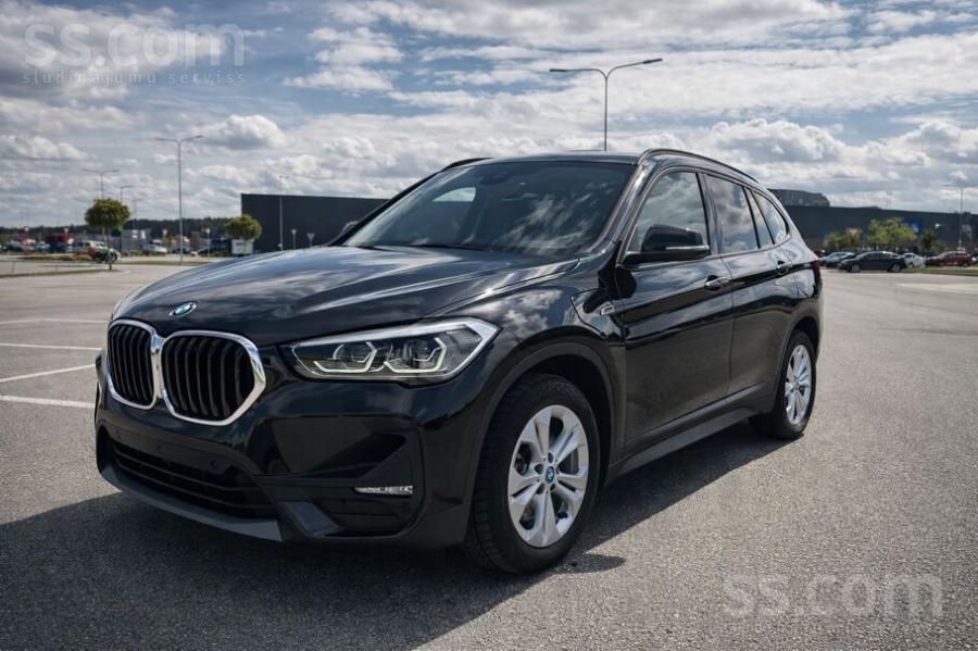 Black BMW X1 2021 in Riga, with an engine capacity of 1.50 L and mileage of 89 thousand km for 21500 €, photo 5 on AUTOMOTO.COM.LV