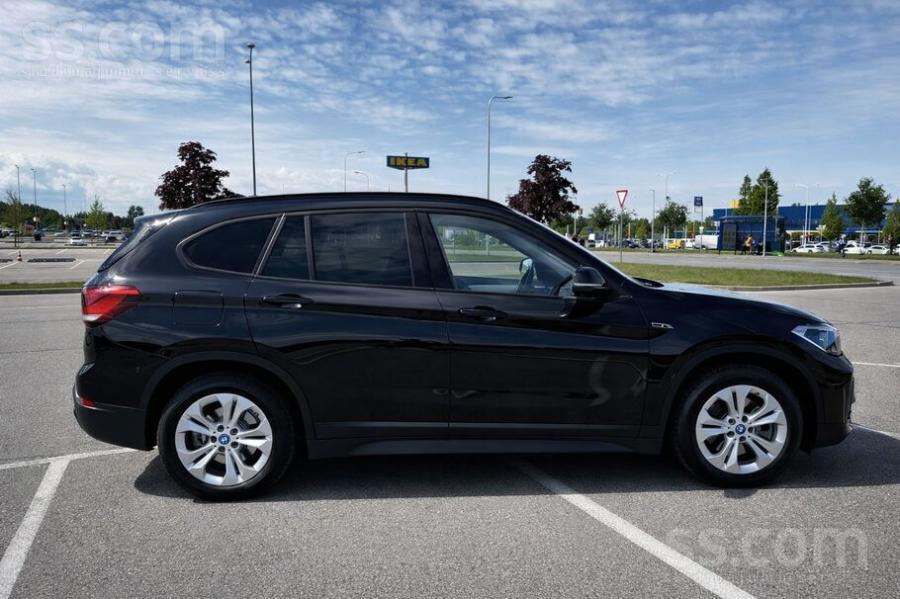 Black BMW X1 2021 in Riga, with an engine capacity of 1.50 L and mileage of 89 thousand km for 21500 €, photo 11 on AUTOMOTO.COM.LV