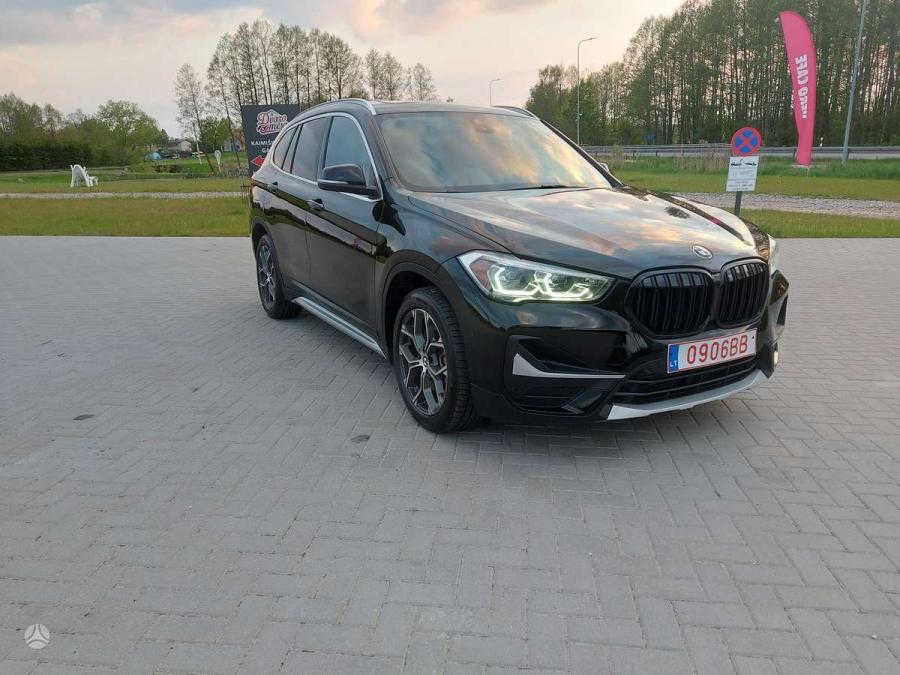 Black BMW X1 2021 in Vilnius, with an engine capacity of 2.00 L and mileage of 98 thousand km for 19500 €, photo 3 on AUTOMOTO.COM.LV
