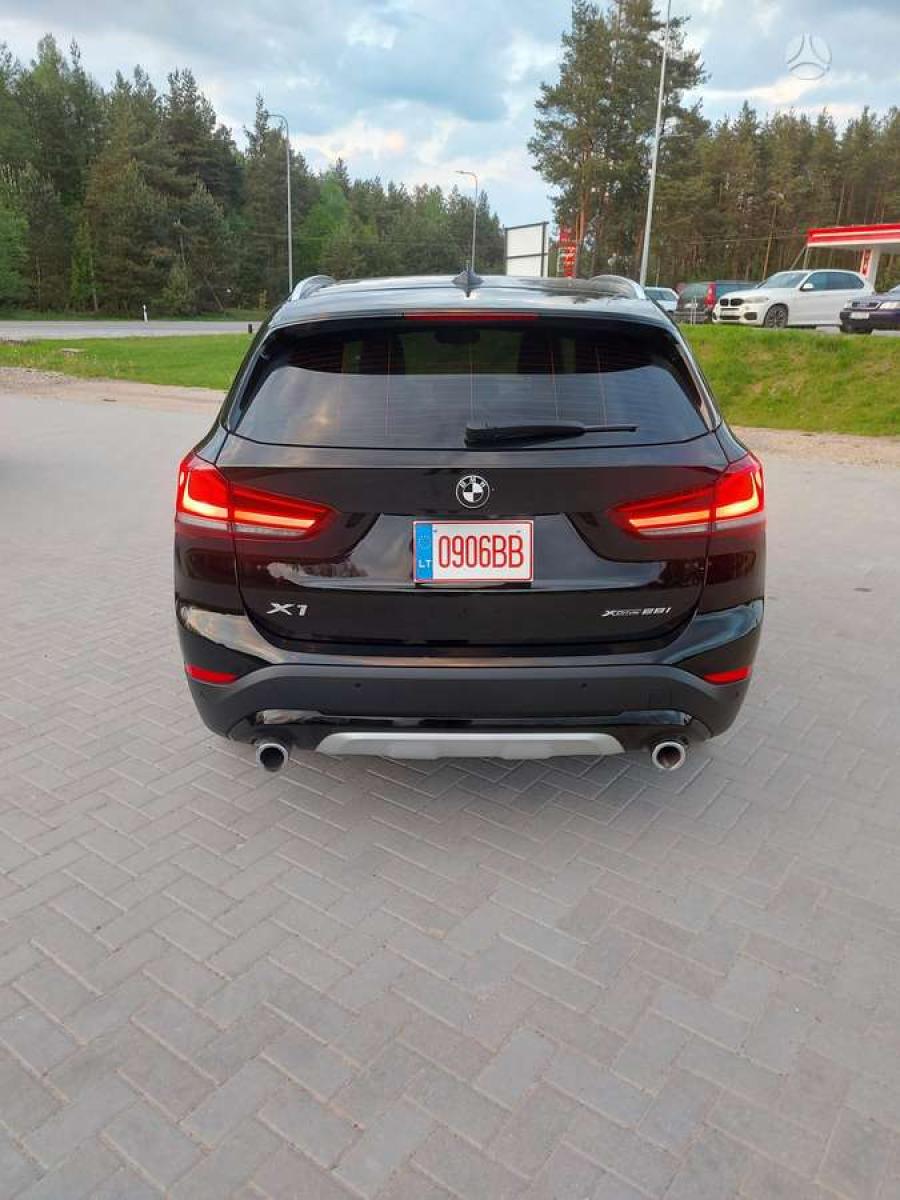 Black BMW X1 2021 in Vilnius, with an engine capacity of 2.00 L and mileage of 98 thousand km for 19500 €, photo 6 on AUTOMOTO.COM.LV