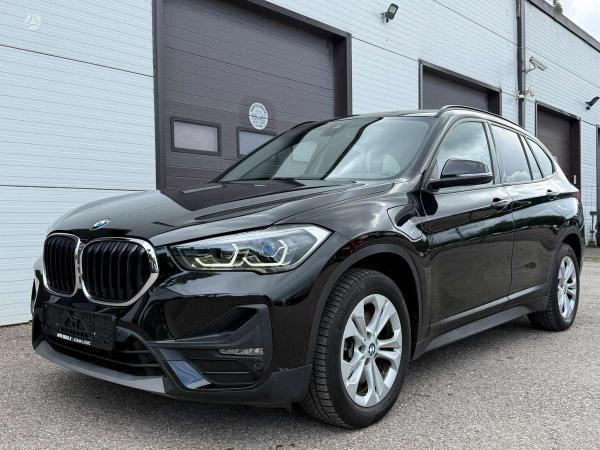 BMW X1 2021 in Utena on AUTOMOTO.COM.LV Black BMW X1 2021 in Utena, with an engine capacity of 1.50 L and mileage of 88 thousand km for 19800 €, photo 3 on AUTOMOTO.COM.LV