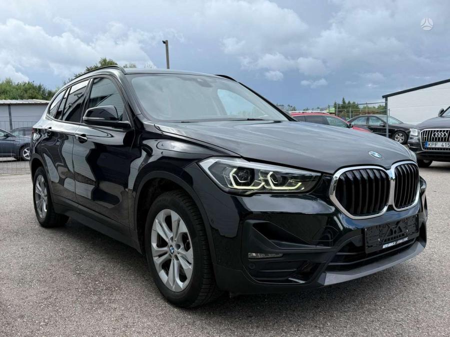Black BMW X1 2021 in Utena, with an engine capacity of 1.50 L and mileage of 88 thousand km for 19800 €, photo 4 on AUTOMOTO.COM.LV