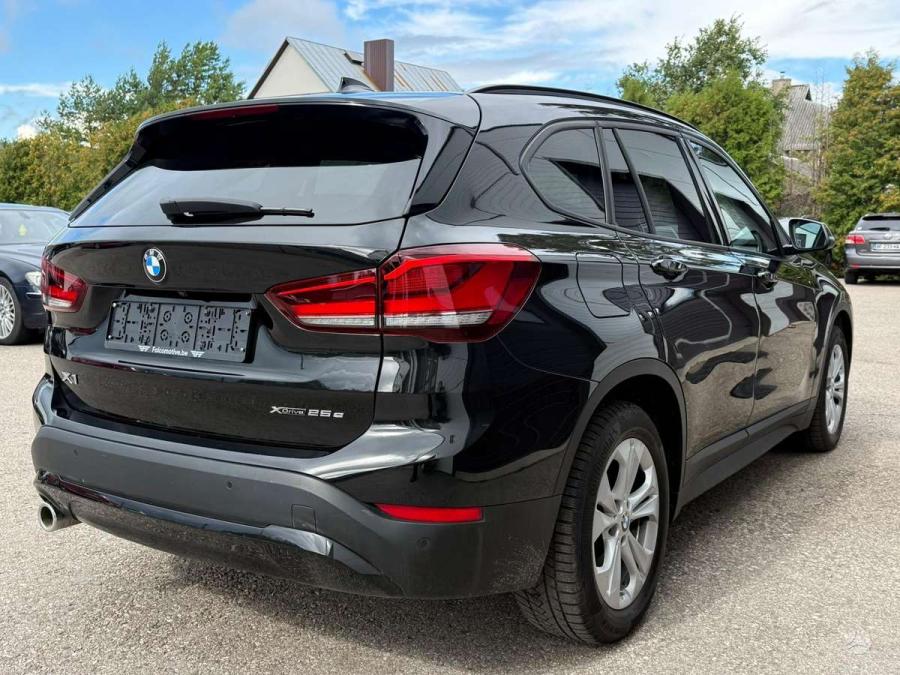 Black BMW X1 2021 in Utena, with an engine capacity of 1.50 L and mileage of 88 thousand km for 19800 €, photo 6 on AUTOMOTO.COM.LV
