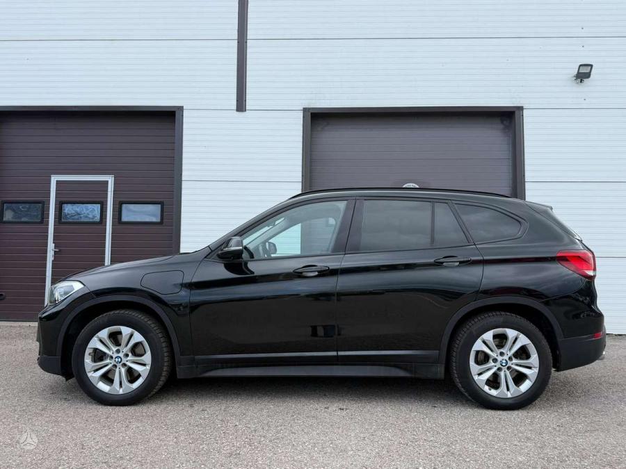 Black BMW X1 2021 in Utena, with an engine capacity of 1.50 L and mileage of 88 thousand km for 19800 €, photo 7 on AUTOMOTO.COM.LV