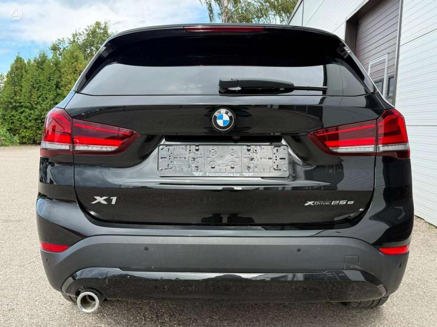 Black BMW X1 2021 in Utena, with an engine capacity of 1.50 L and mileage of 88 thousand km for 19800 €, photo 10 on AUTOMOTO.COM.LV