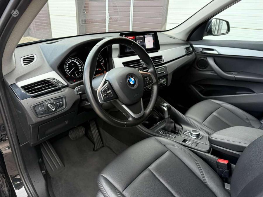 Black BMW X1 2021 in Utena, with an engine capacity of 1.50 L and mileage of 88 thousand km for 19800 €, photo 14 on AUTOMOTO.COM.LV