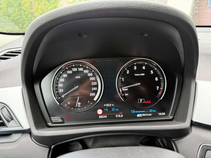 Black BMW X1 2021 in Utena, with an engine capacity of 1.50 L and mileage of 88 thousand km for 19800 €, photo 19 on AUTOMOTO.COM.LV