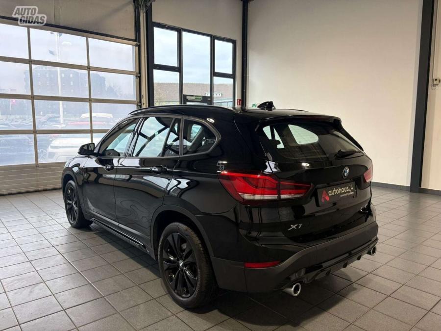 Black BMW X1 2022 in Kaunas, with an engine capacity of 2.00 L and mileage of 37 thousand km for 30067 €, photo 4 on AUTOMOTO.COM.LV