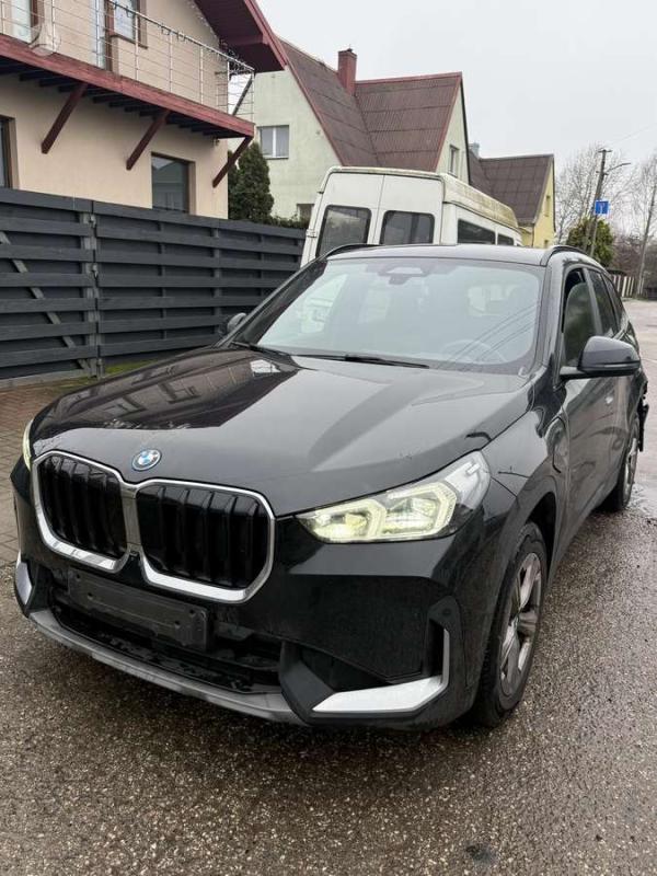 Melns BMW X1 2023 Kauņa, ar dzinēja tilpumu 1.50 L un nobraukumu 30 tūkst. km par 22869 €, foto 1 vietnē AUTOMOTO.COM.LV
