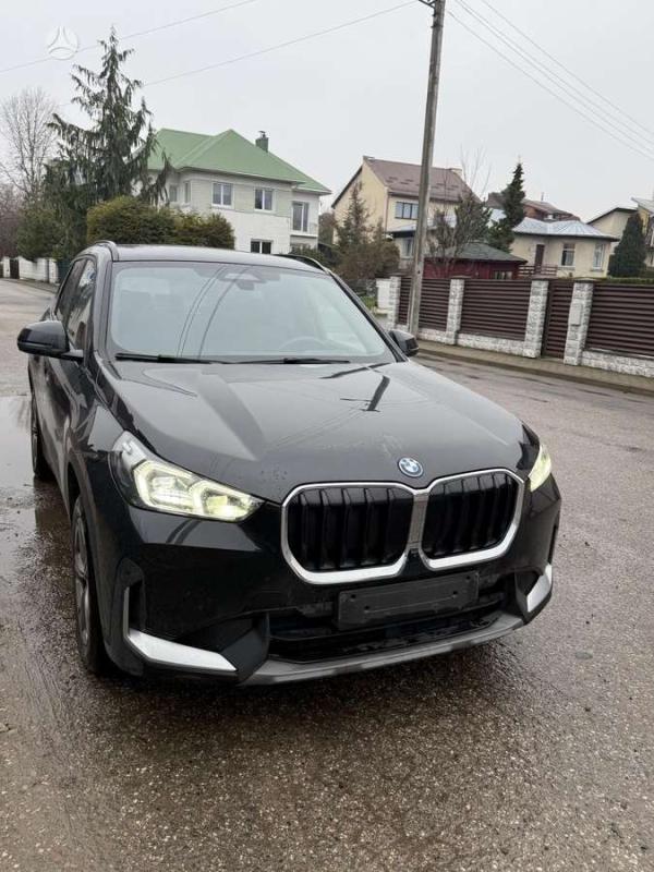 Melns BMW X1 2023 Kauņa, ar dzinēja tilpumu 1.50 L un nobraukumu 30 tūkst. km par 22869 €, foto 3 vietnē AUTOMOTO.COM.LV