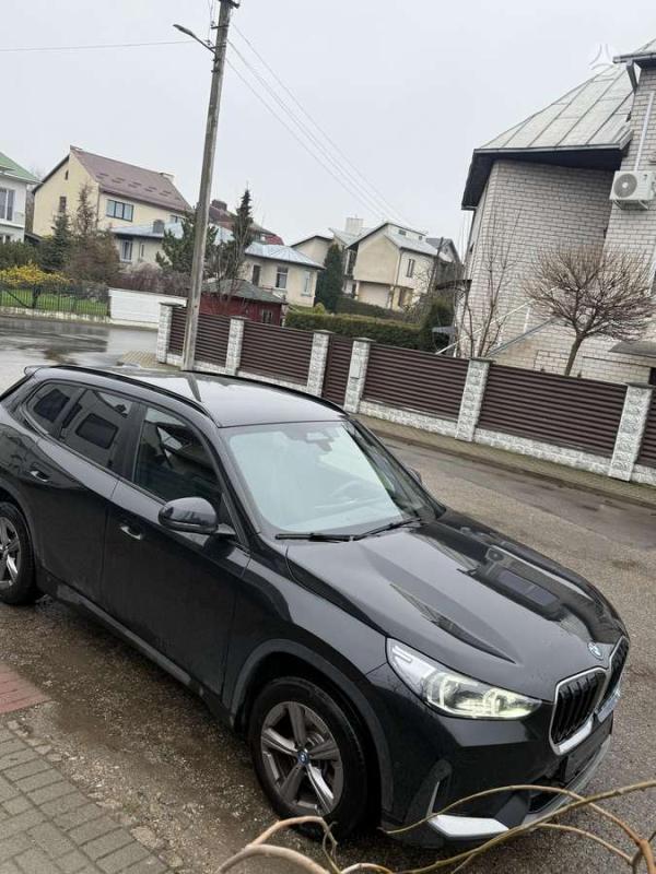 Melns BMW X1 2023 Kauņa, ar dzinēja tilpumu 1.50 L un nobraukumu 30 tūkst. km par 22869 €, foto 4 vietnē AUTOMOTO.COM.LV