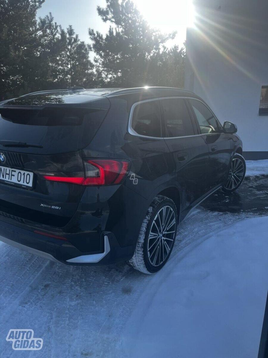 Black BMW X1 2023 in Ukmerge, with an engine capacity of 2.00 L and mileage of 44 thousand km for 31900 €, photo 2 on AUTOMOTO.COM.LV
