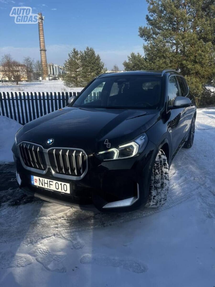 Black BMW X1 2023 in Ukmerge, with an engine capacity of 2.00 L and mileage of 44 thousand km for 31900 €, photo 3 on AUTOMOTO.COM.LV