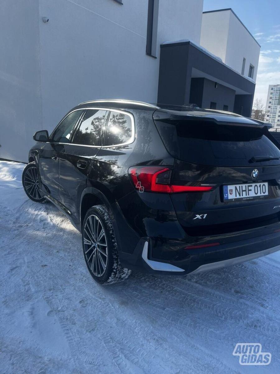 Black BMW X1 2023 in Ukmerge, with an engine capacity of 2.00 L and mileage of 44 thousand km for 31900 €, photo 4 on AUTOMOTO.COM.LV