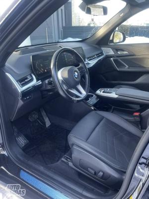 Black BMW X1 2023 in Ukmerge, with an engine capacity of 2.00 L and mileage of 44 thousand km for 31900 €, photo 5 on AUTOMOTO.COM.LV