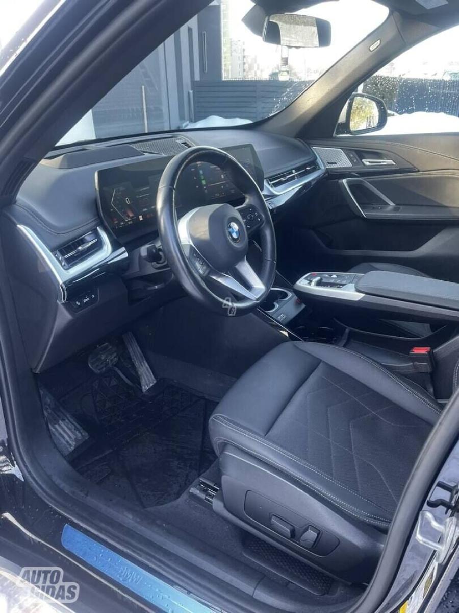 Black BMW X1 2023 in Ukmerge, with an engine capacity of 2.00 L and mileage of 44 thousand km for 31900 €, photo 5 on AUTOMOTO.COM.LV