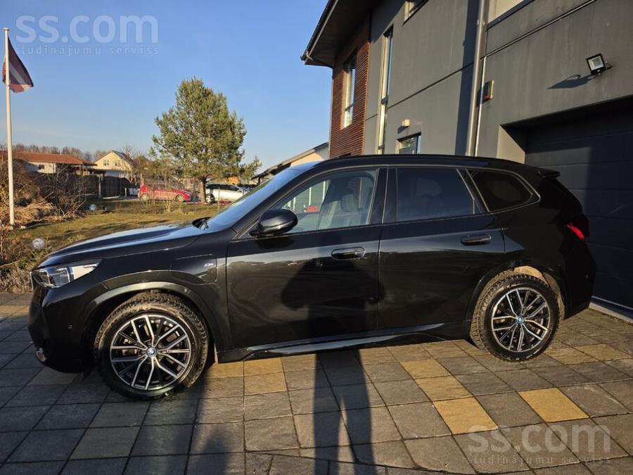 Black BMW X1 2023 in Riga, with an engine capacity of 1.50 L and mileage of 20 thousand km for 36500 €, photo 3 on AUTOMOTO.COM.LV